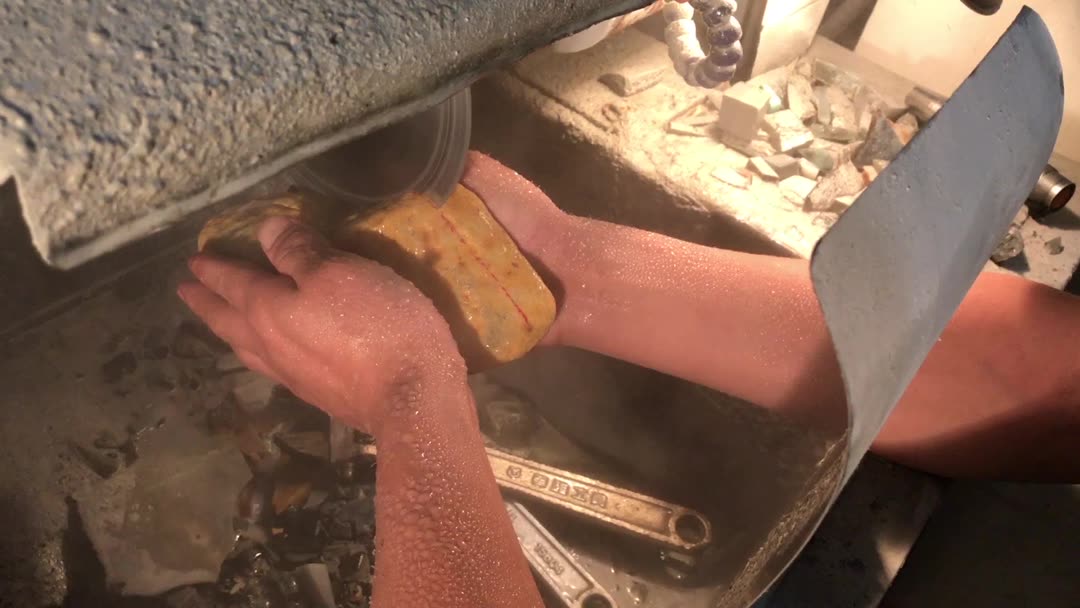 赌石视频翡翠原石赌石技巧教学 切石全过程 原石到成品