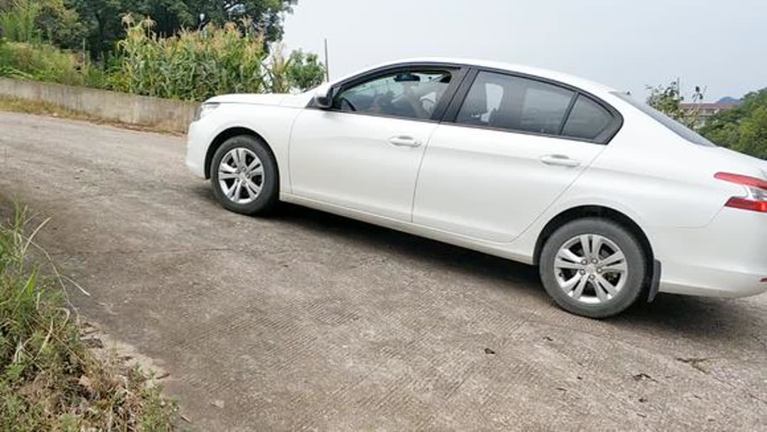 手动挡车陡坡起步技巧,离合一抬就熄火,手刹起步即将失传!