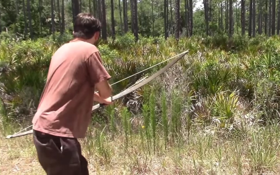 教你在野外如何制作单体木弓与石制箭头狩猎野猪