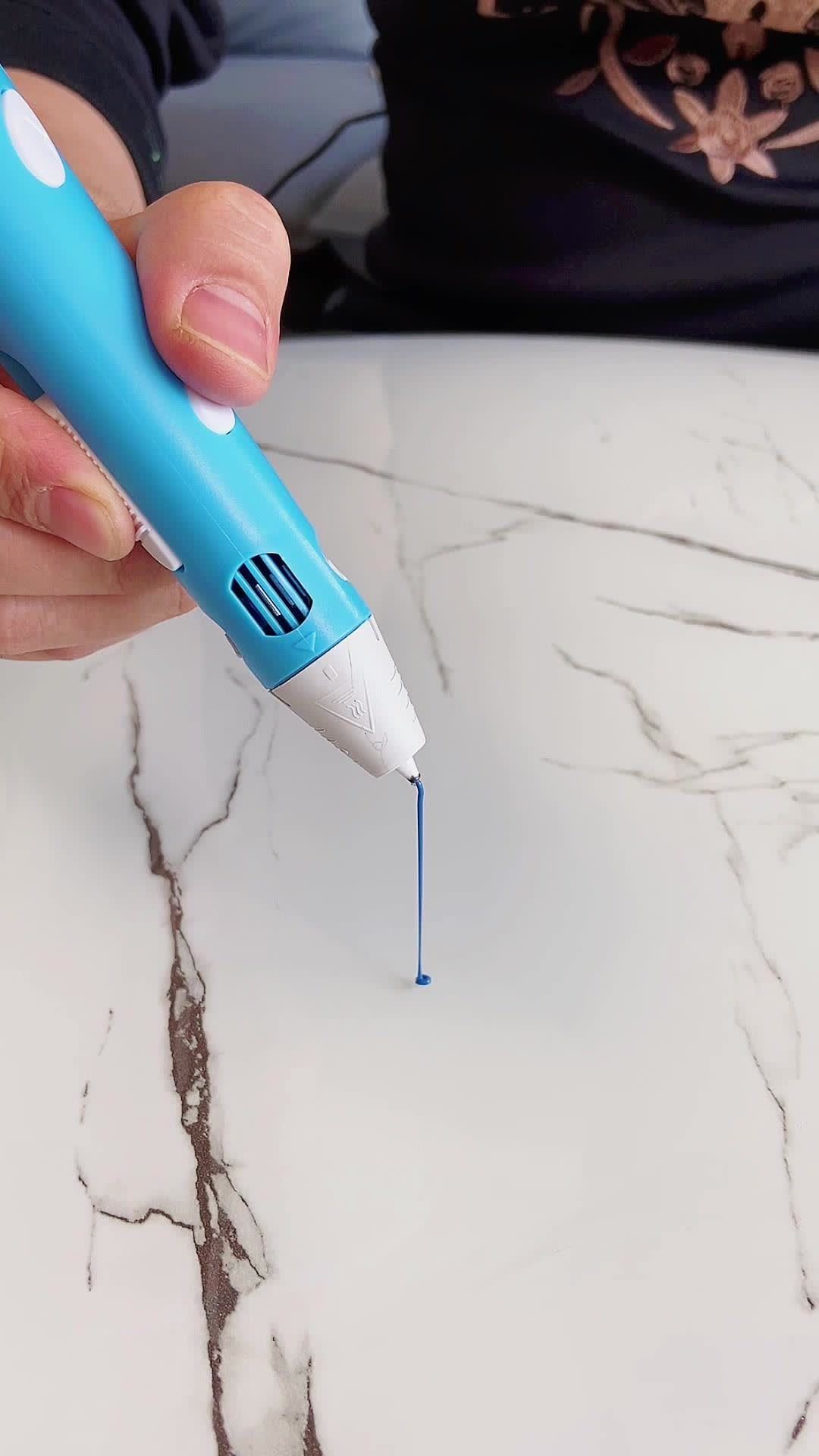 这个3D打印笔太有意思了,想要什么都可以画出来~孩子做了好多小发卡...