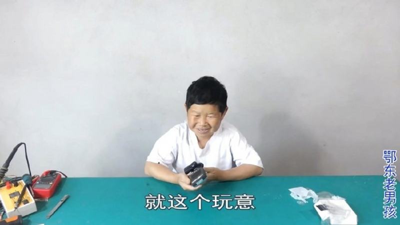 网友从50公里外的县城,带来一个行车记录仪,老男孩给他修理了