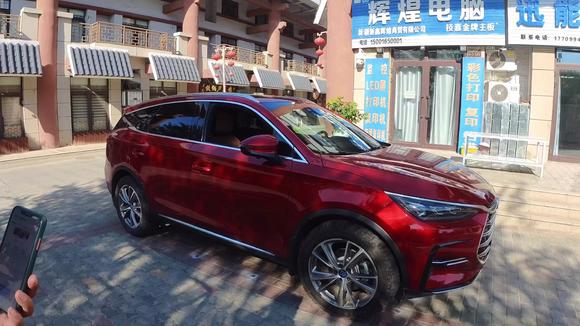 比亚迪唐DMi遥控驾驶演示,可行进中打方向,又一黑科技无人驾驶