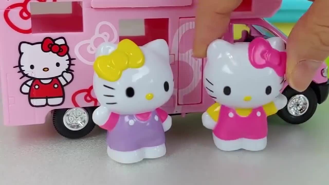 凯蒂猫和朋友一起来小房子里玩耍,她们在喝汽水呢