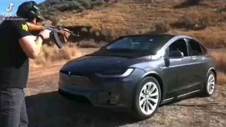 特斯拉 Y 新出了防弹玻璃电动车