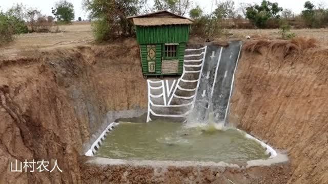 小哥在木质房子下面建造了一座水池,玩起来好舒服呀