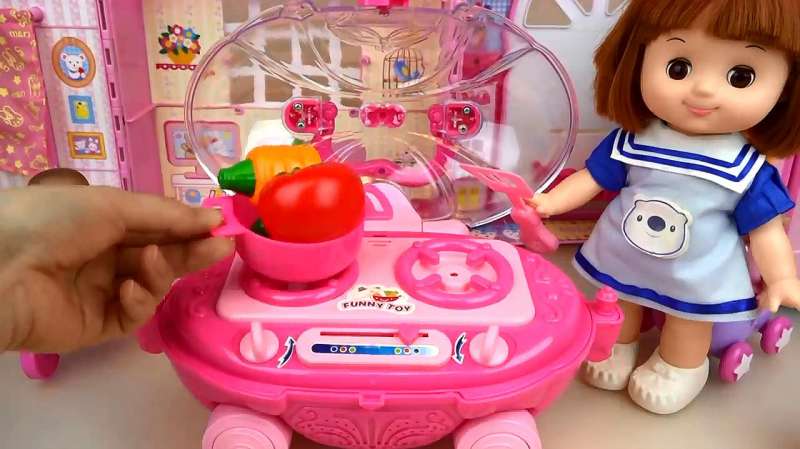 娃娃粉红色的厨房手推车和做饭的食物玩多利屋动画