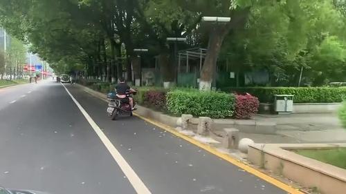 居然横着骑,去做个两轮定位吧,两个轮子各走各的