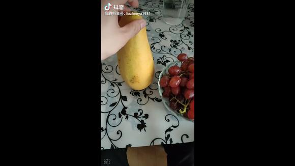 吃芒果。哇嘎哇嘎!