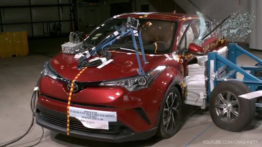 汽车评测,看完这个侧面碰撞测试, 就知道丰田C-HR,到底如何了