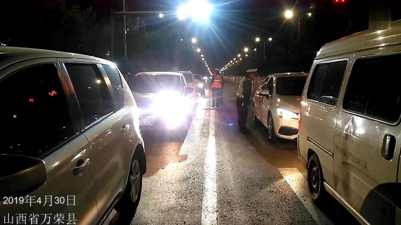 万荣交警:全国交通安全反思日严查违法行为