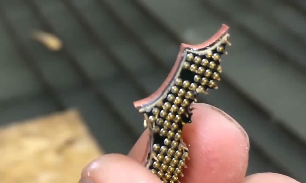 价格昂贵的CPU,内部到底什么样子?老外用水刀切开一探究竟