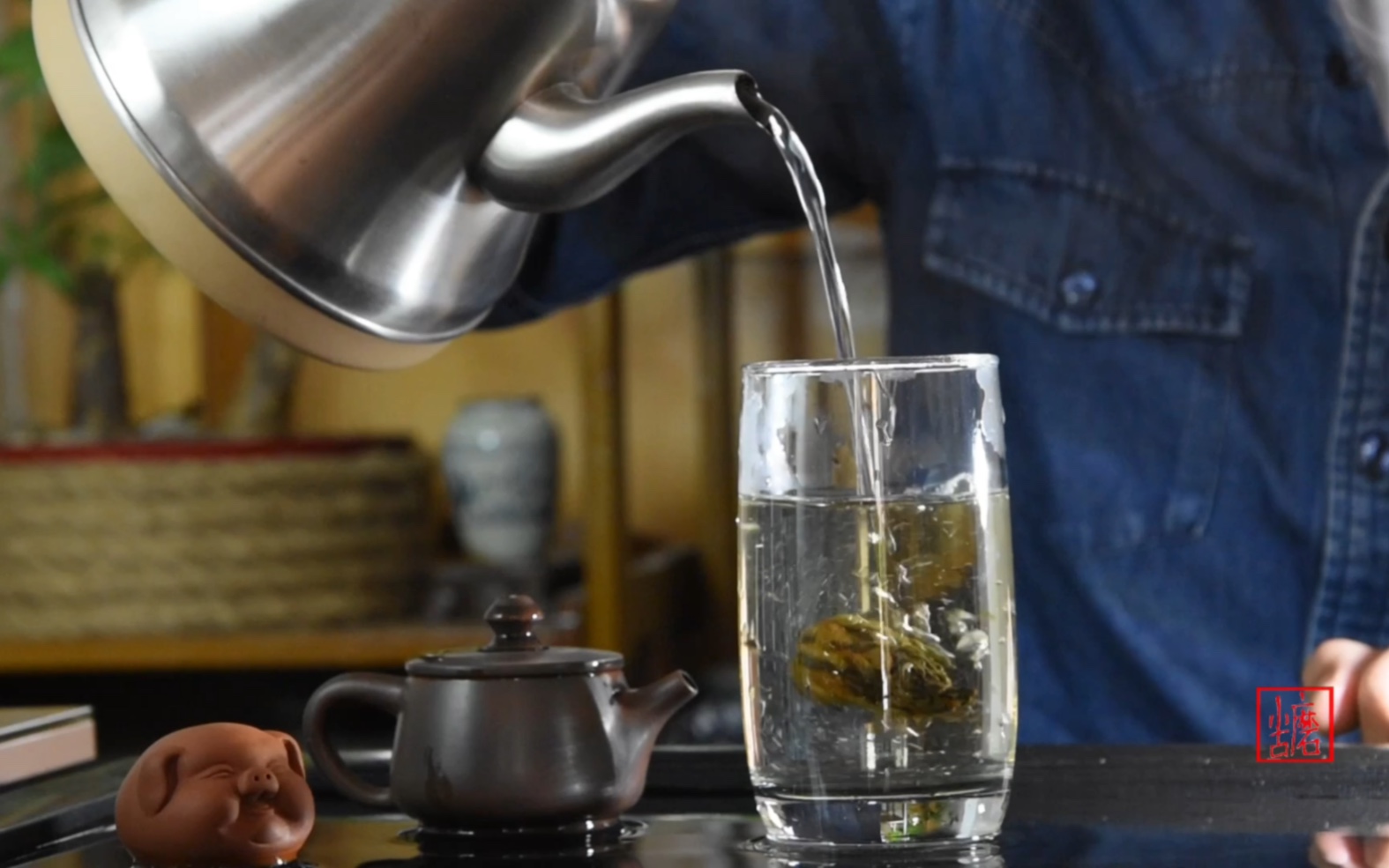 ...的茶叶试一试。这次冲泡的宝塔滇红,放入茶叶,观赏茶叶在水里舒展!