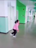 姐姐都准备进教室了,看妹妹乱跑还知道把妹妹追回来再进去!