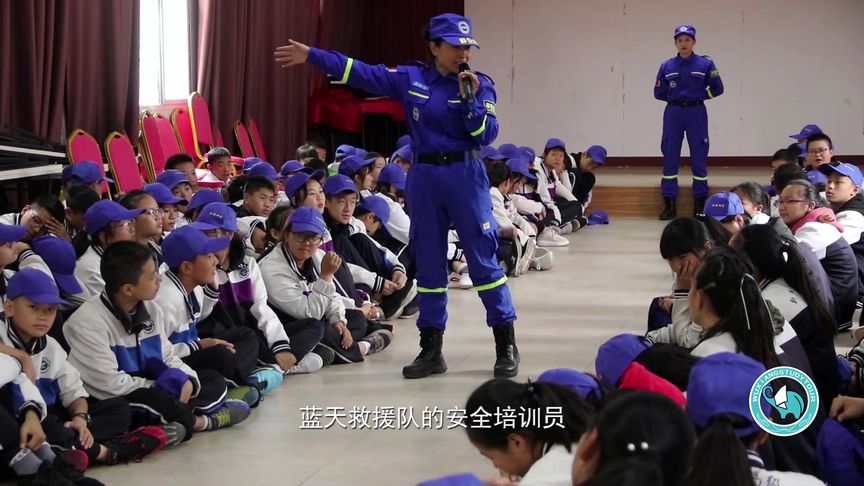 到达目的地后,大家一起席地而坐学习安全培训