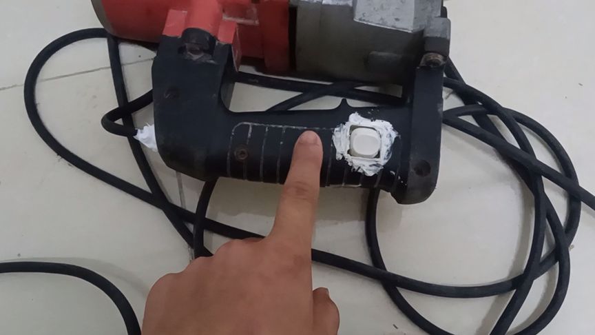 现在电子产品电动工具,坏了基本上不修了,我也捡了一个漏。维修