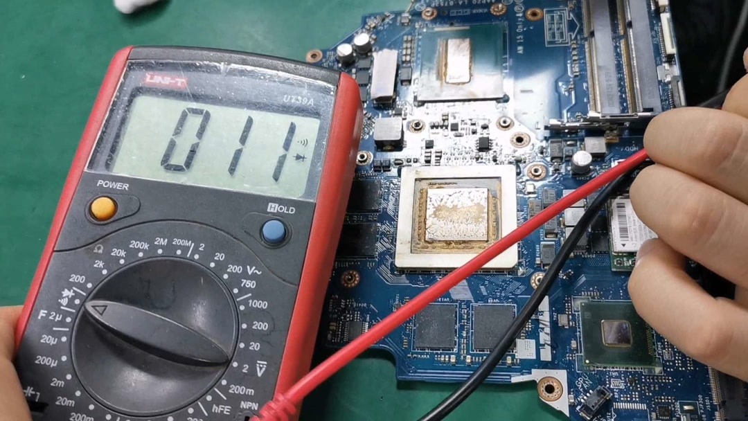 外星人笔记本电源灯指示灯一插就灭,主板通病严重,1000多又没了