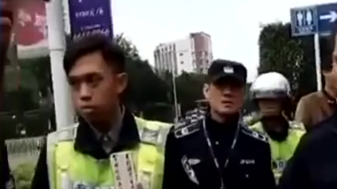 实拍海口城管执法车违章停靠 被交警当场查扣,为交警大哥点个赞