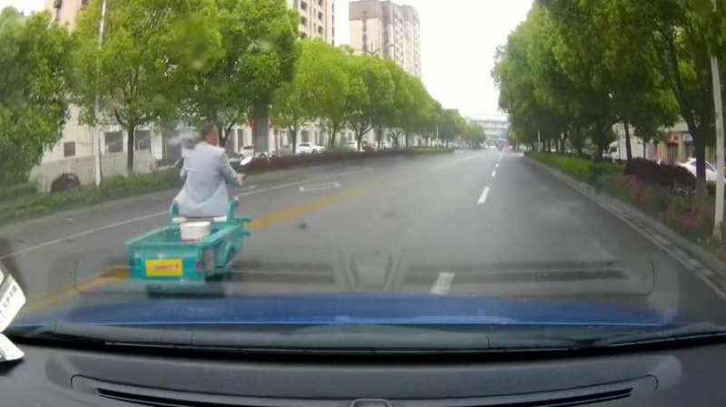 汽车路口转弯,与电动三轮车相撞,监控拍下这惊险的一幕!