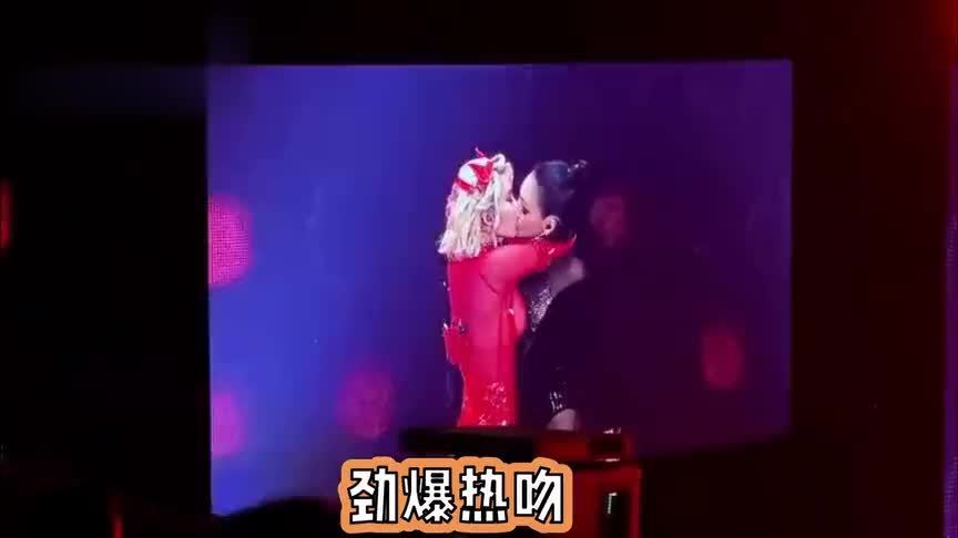 蔡依林小S舞台上热吻,场面超燃引观众尖叫连连