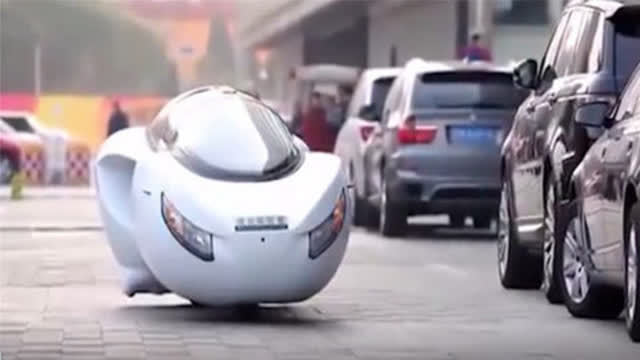 世界首辆不倒电动车,大卡车撞不倒,时速120公里,可以横向行驶