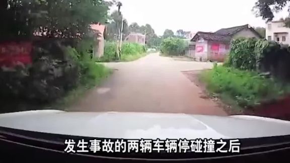 无灯控无交通警察指挥的路口,注意停车瞭望,让右侧来车先行。