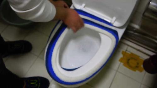 今天才知道,卫生间马桶垫这么久原来都套错了,这么安装才正确
