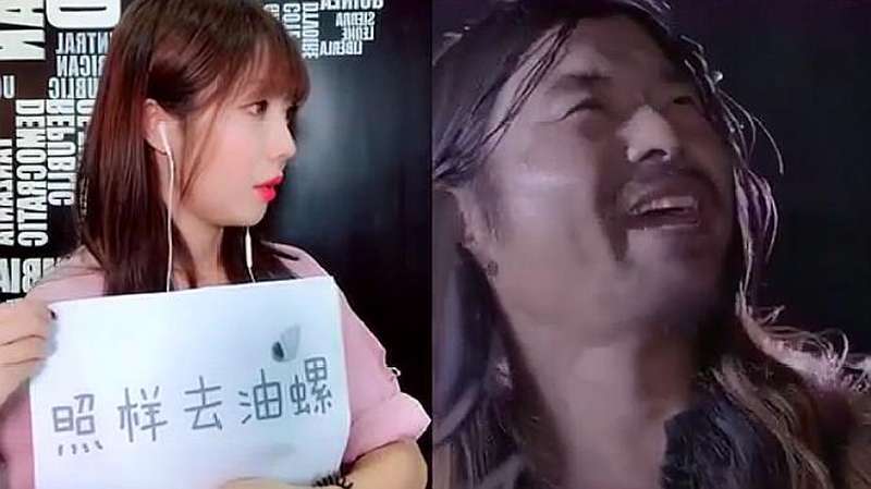 面筋哥的歌声俘获了小迷妹,亲自合拍充当提词器!手动翻页!