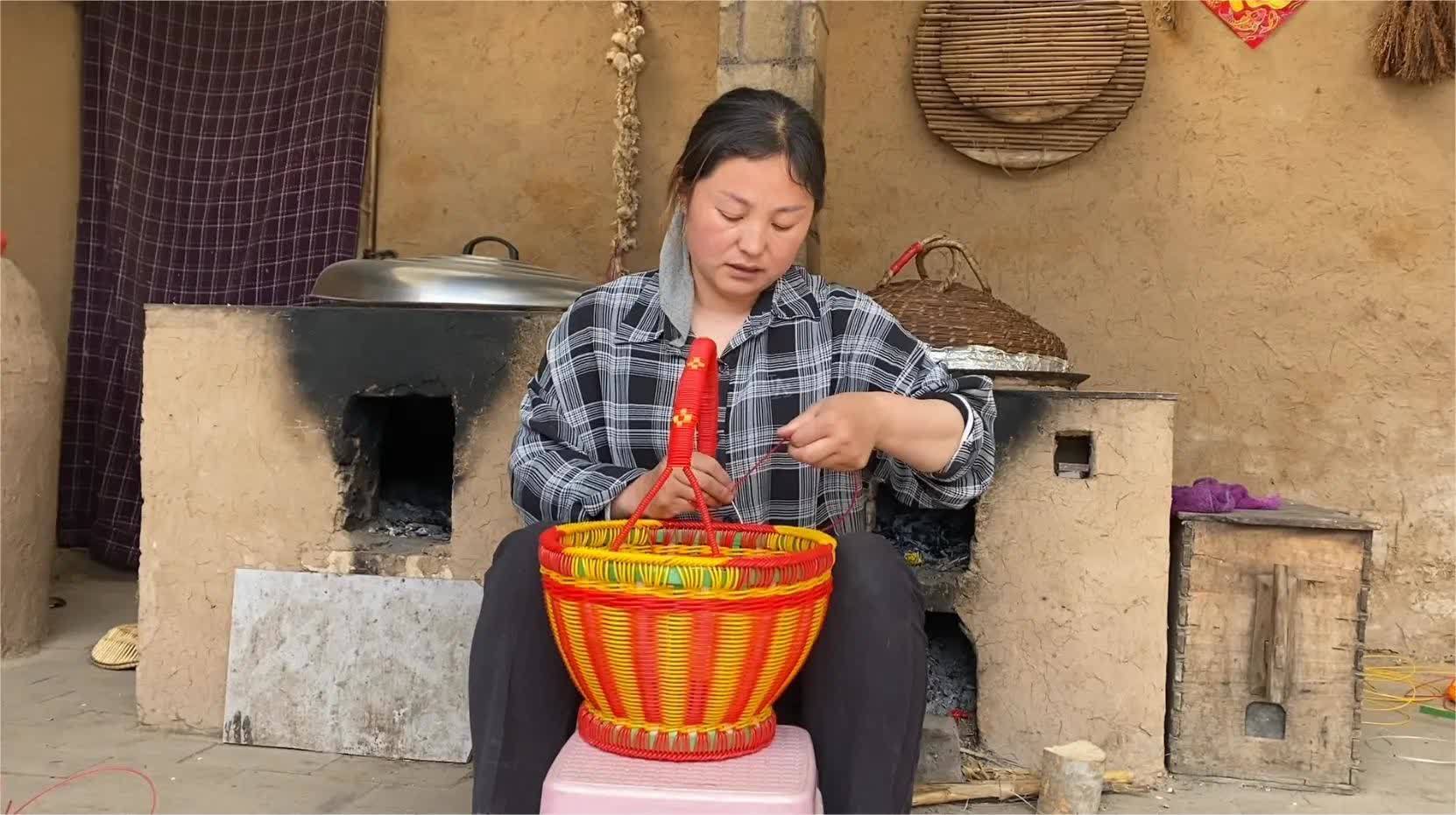 民间传统手工艺:废弃打包带藤条编制手提篮,成品太惊艳了