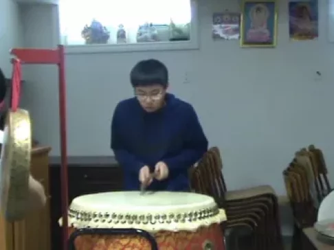 两位小哥哥打舞狮鼓表演,这是什么鼓法?表示看不懂