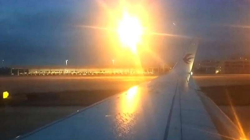 昏黄的灯光笼罩夜色!B737-800型波音飞机滑行-起飞~