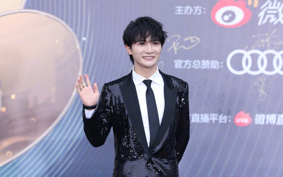 【周深】2022微博电影之夜 红毯