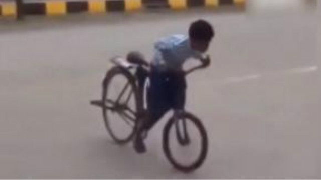 笑出翔:问我服谁?我只服骑自行车漂移那小子!求教程