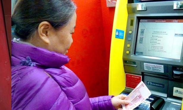 银行为何总让储户去ATM机上取款?看完明白其中猫腻