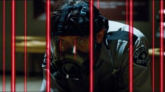 大批美国警察被小偷耍的团团转,没想到小偷就藏在宝物周围