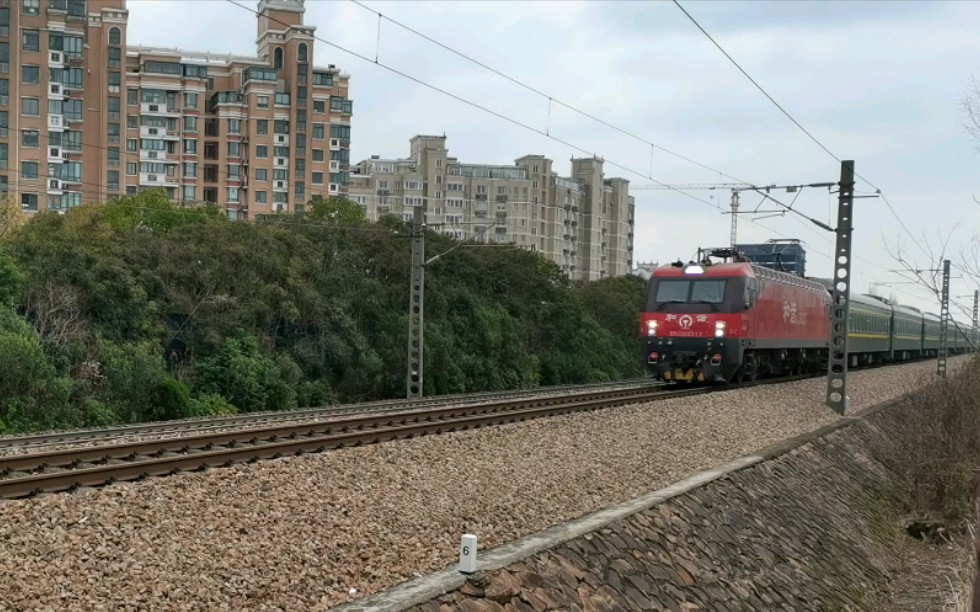 【中国铁路】南局南段HXD3D0317牵引K254次列车通过莲花路站机位