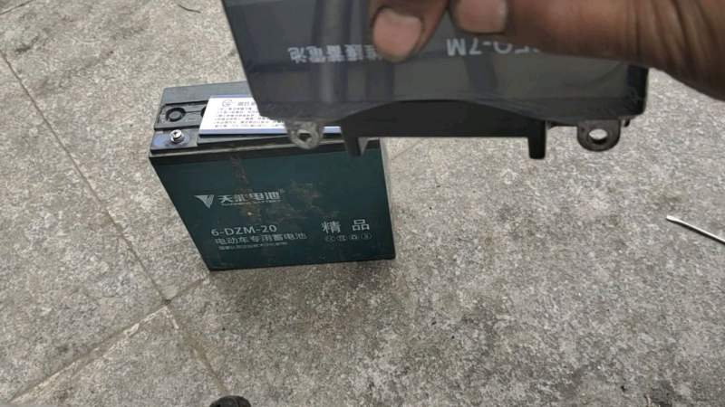 免维护电池倒过来不出液体就是缺水了?把新电池倒过来试试