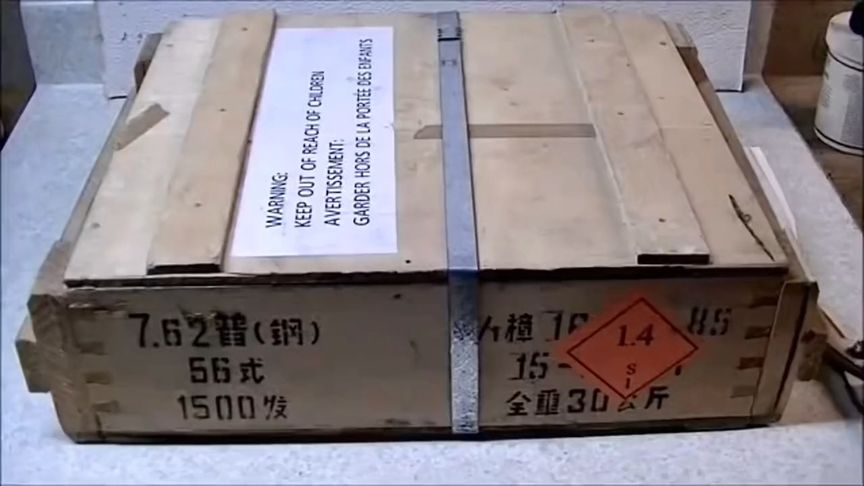 拆箱 :国产外贸版版7.62钢芯子弹箱,崭新外贸版81式班用轻机枪