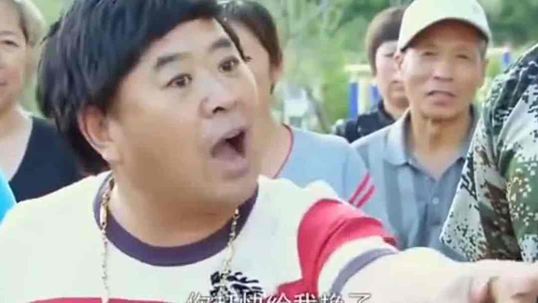 媳妇和村会计穿情侣短袖,被丈夫撞见,村会计吓得赶紧换了军大衣