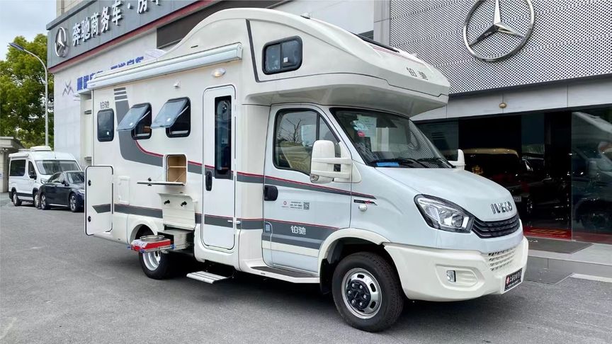 国六依维柯铂驰双拓展房车,商务、家庭两用车型