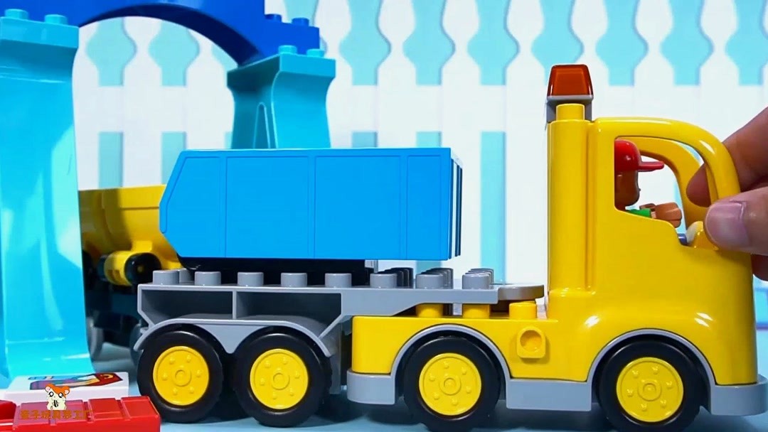 大卡车去运输货物呢!