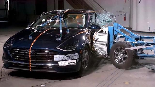 现代索纳塔碰撞测试,了解安全性能后,买不买做个参考