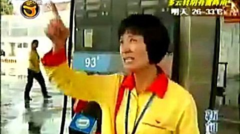上海暴雨闪电击毁高压电线
