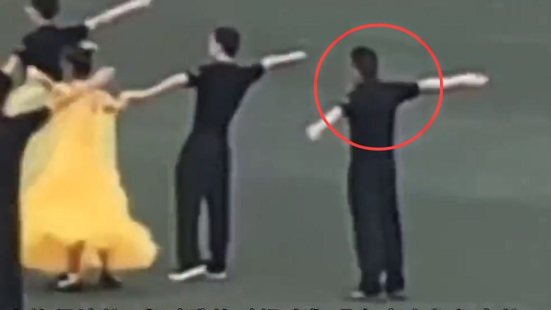 惊呆全场!西南大学校运会开幕式男生与空气同舞