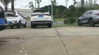 老板新买一辆长安CS75Plus,下车后一按钥匙,下一幕太帅气了