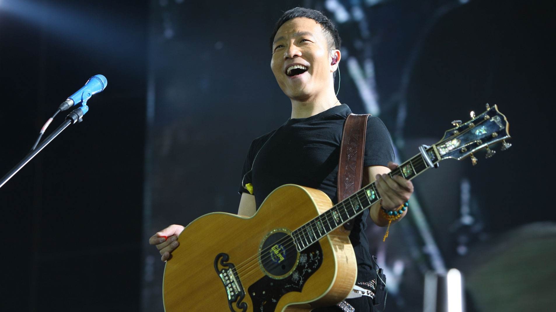 许巍现场最燃的一首经典歌曲!听完浑身充满力量!