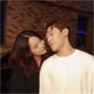 中韩情侣空空松松