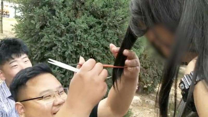 高校封闭式管理,女大学生隔着栅栏剪刘海