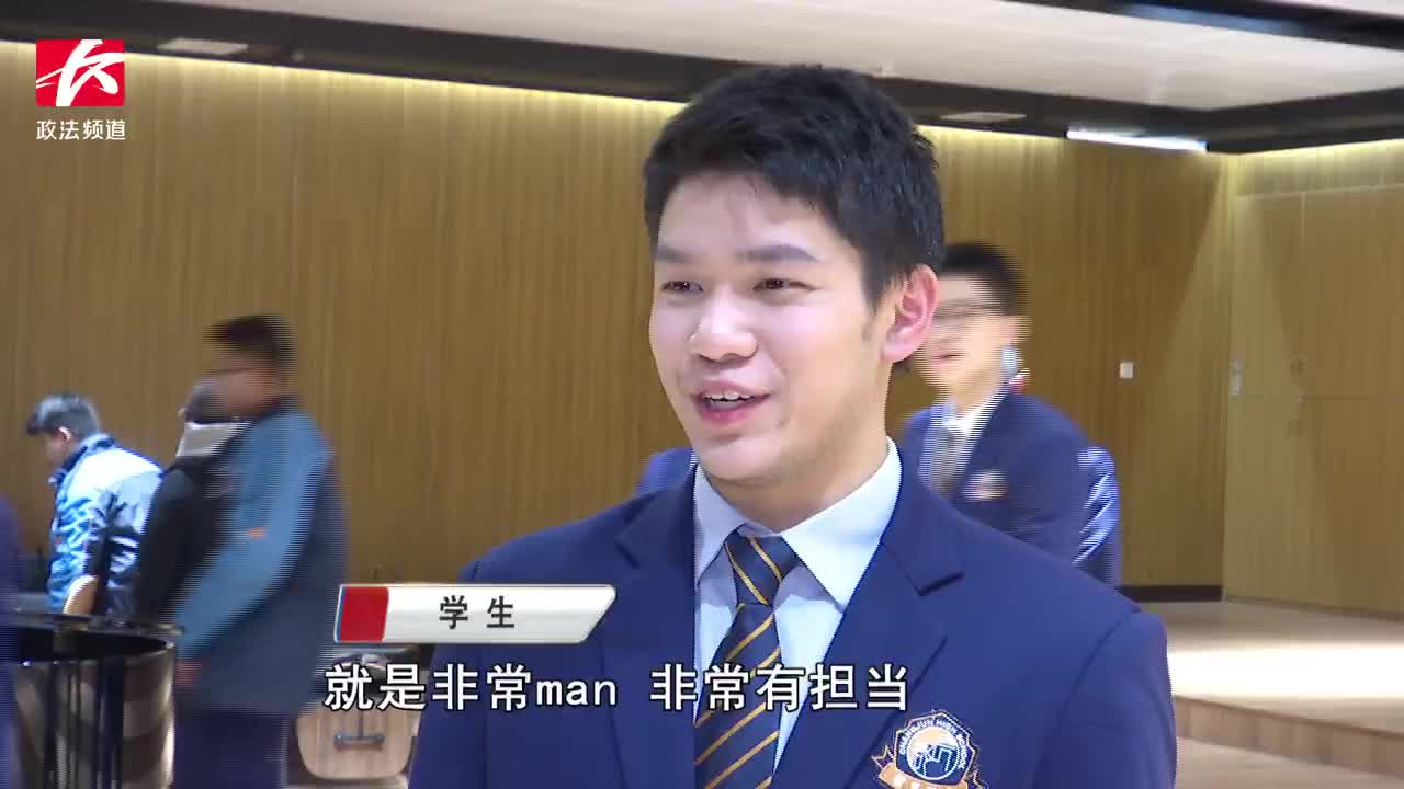小朋友们也来献礼了!中学生合唱唱少年壮志不言愁,歌声送祝福