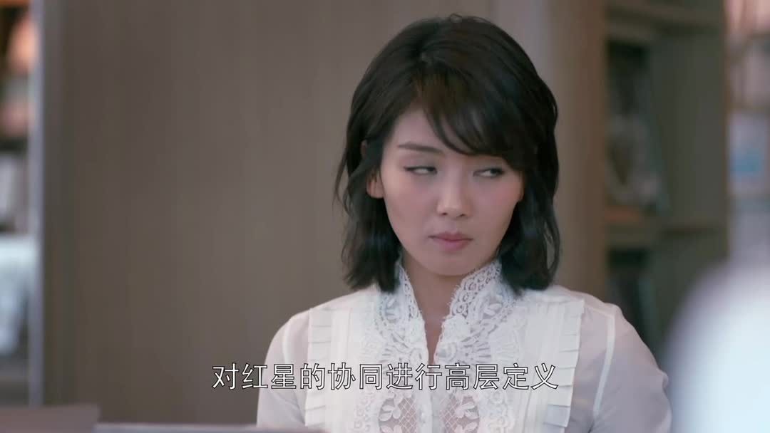 会议室开会,男子一直跟美女发信息,结果被母亲看在眼里