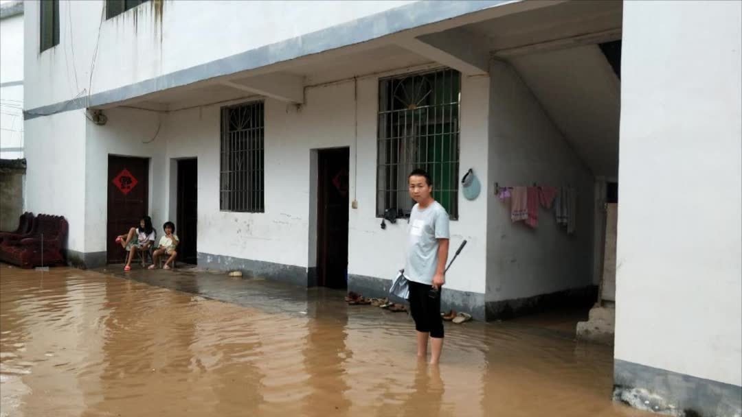 连下几场大雨,小伙家的菜园和房子都进满了雨水,还好雨停的及时